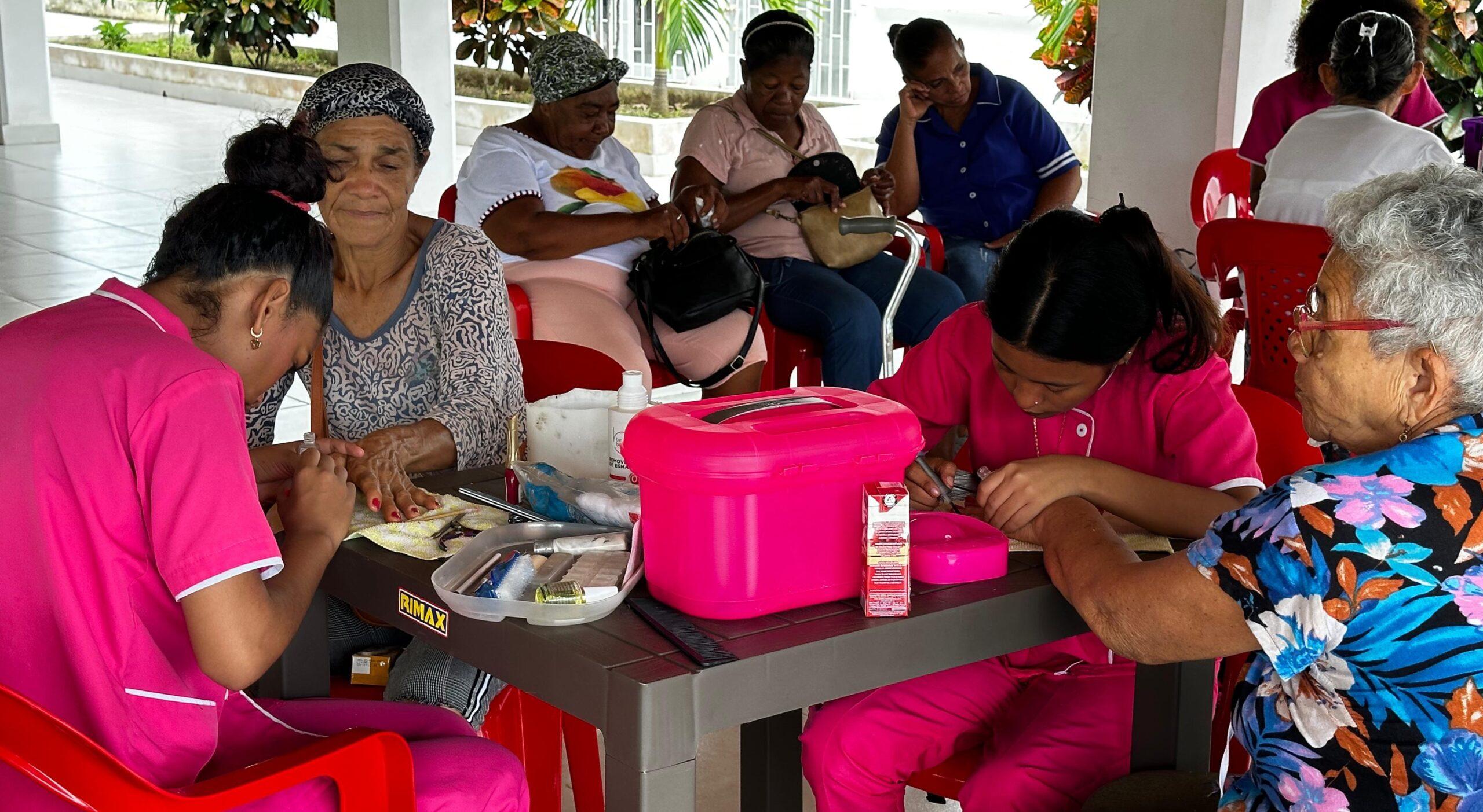 Tarde de spa y cine, una programación especial para los adultos mayores ...